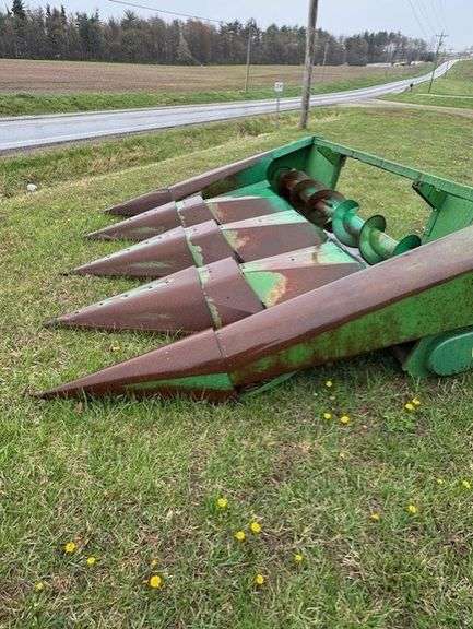 John Deere 444 Wide Row Low Tin Corn Head - Bonnigson & Associates