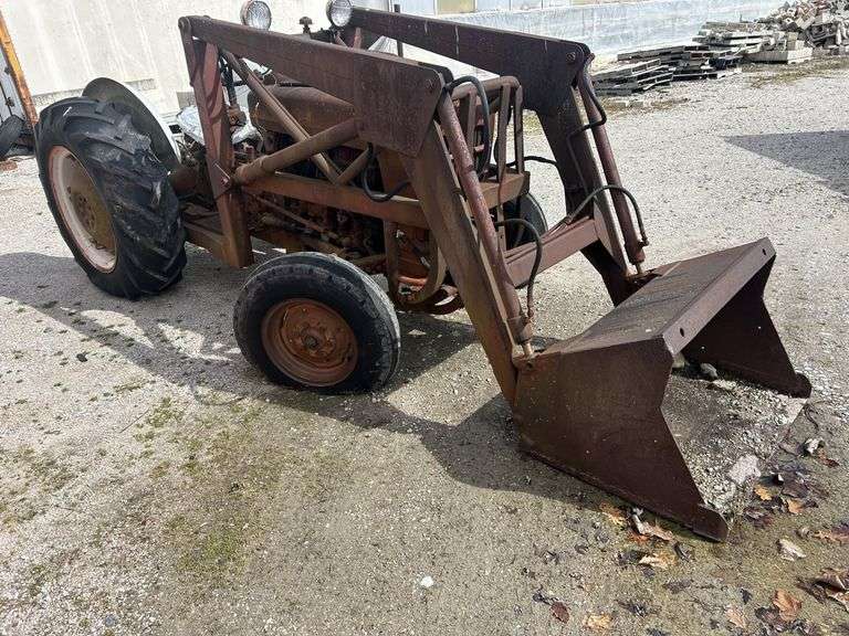 Ford 801 Loader Tractor - Bonnigson & Associates