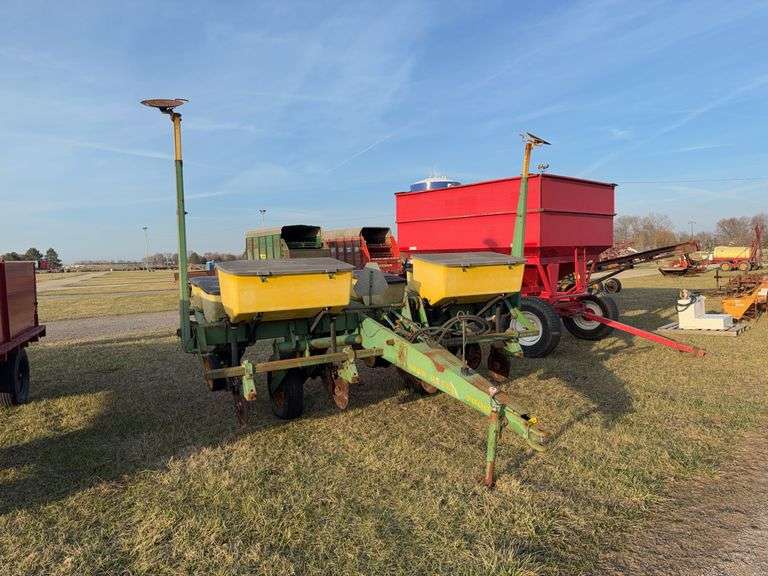 JD 7000 4 Row Wide Planter - Bonnigson & Associates