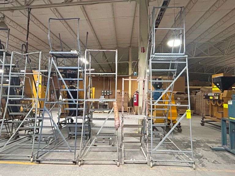 Lot of 3 safety ladders with wheels, different sizes and models, please ...