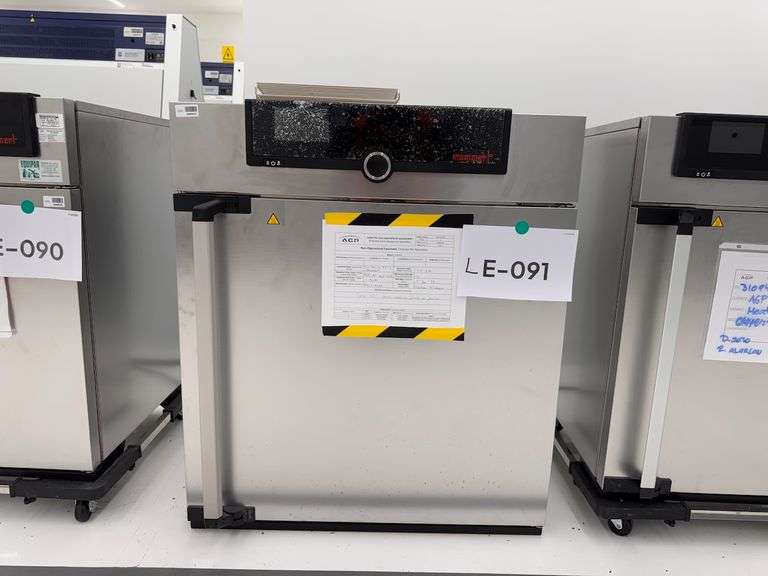 MEMMERT OVEN MEDIUM, model UF110, serial number B422.2044 / HORNO MEDIO ...