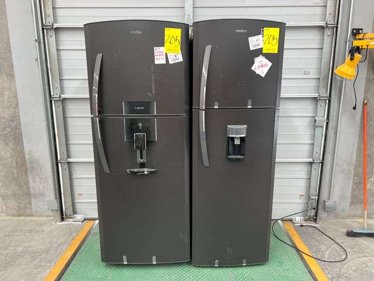 Lote de 2 refrigeradores, contiene: 1 Refrigerador con dispensador de ...