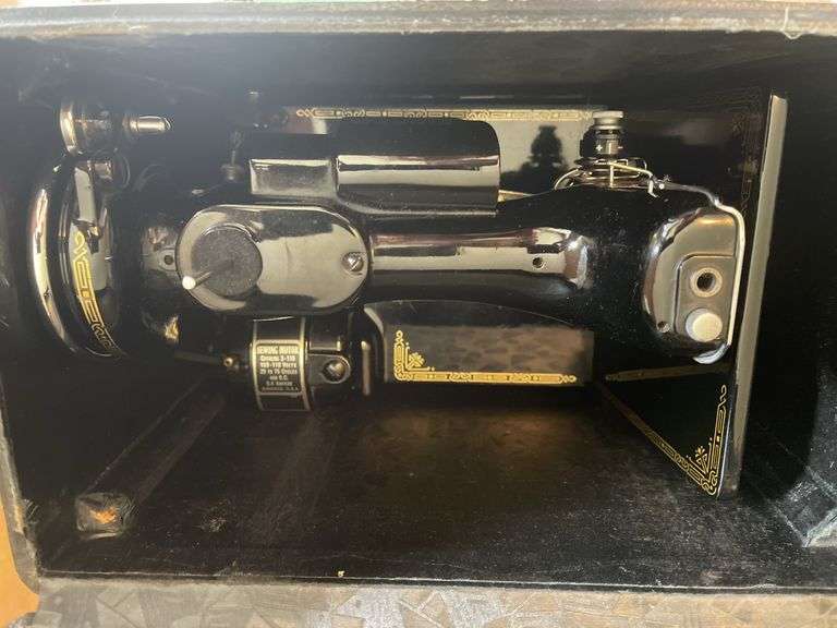 Singer #221 Featherweight Sewing Machine Made in USA - Brian Burke Auctions