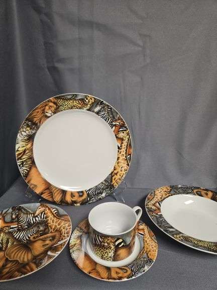 Lot Sakura La Menagerie Dish Set - Brian Burke Auctions