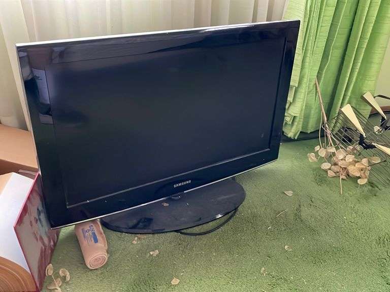 Master bedroom. 31” Samsung flat screen tv. Powers on - ByceAUCTION LTD ...