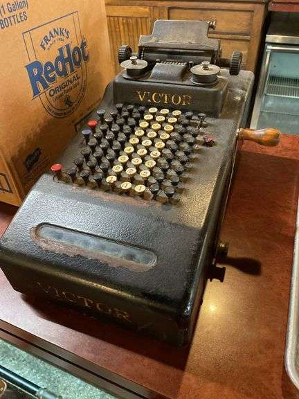 VICTOR vintage adding machine. Seems to be in good working order ...