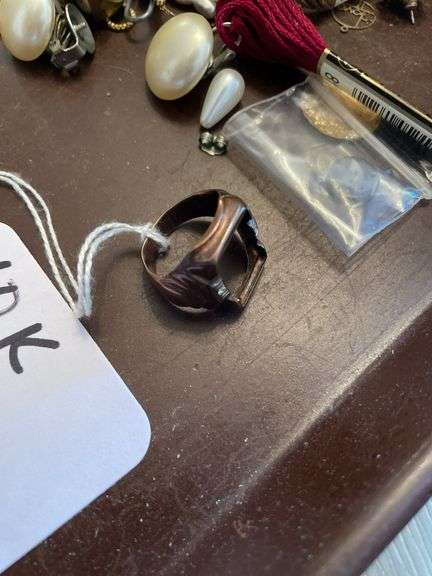 Class ring missing stone engraved 10 K. 7.0 g. With other costume ...