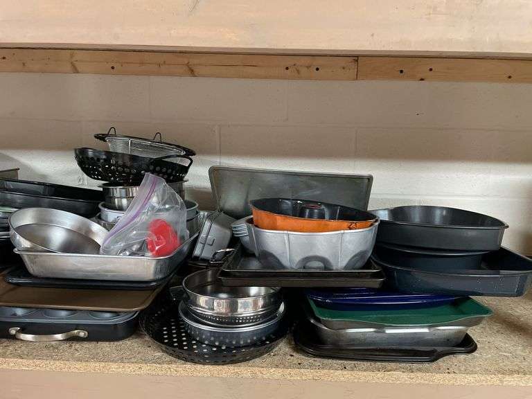Large lot, mainly cooking sheets and muffin tins. Some of it newer ...