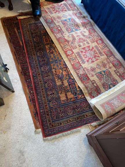 Selection of quality runner rugs. Some appear hand woven. - ByceAUCTION ...