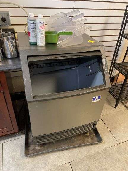 Manitowoc ice machine. Model UY01908–1 61B. Power is on. Includes ice ...