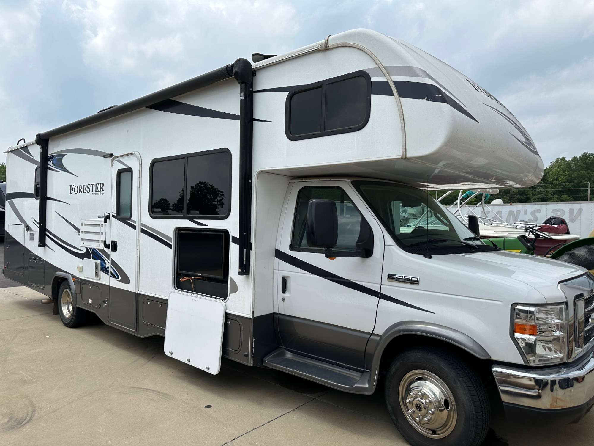 2018 FOREST RIVER FORESTER 3271SF - USED - Camping World