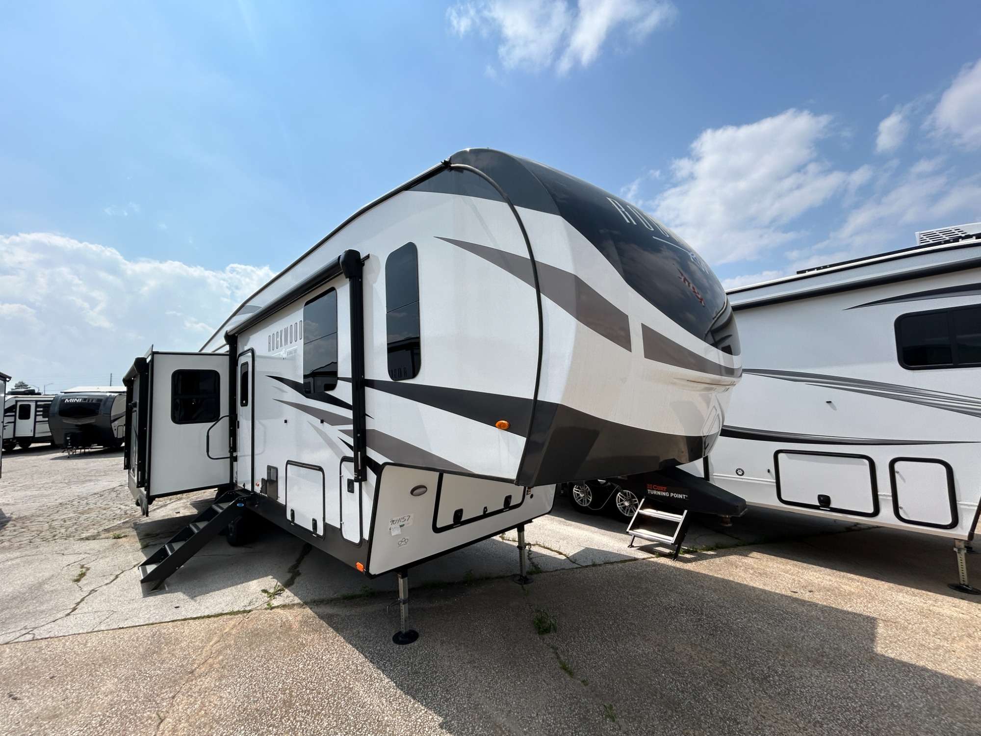 2023 FOREST RIVER ROCKWOOD SIGNATURE ULTRA LITE 8288SB - NEW - Camping World