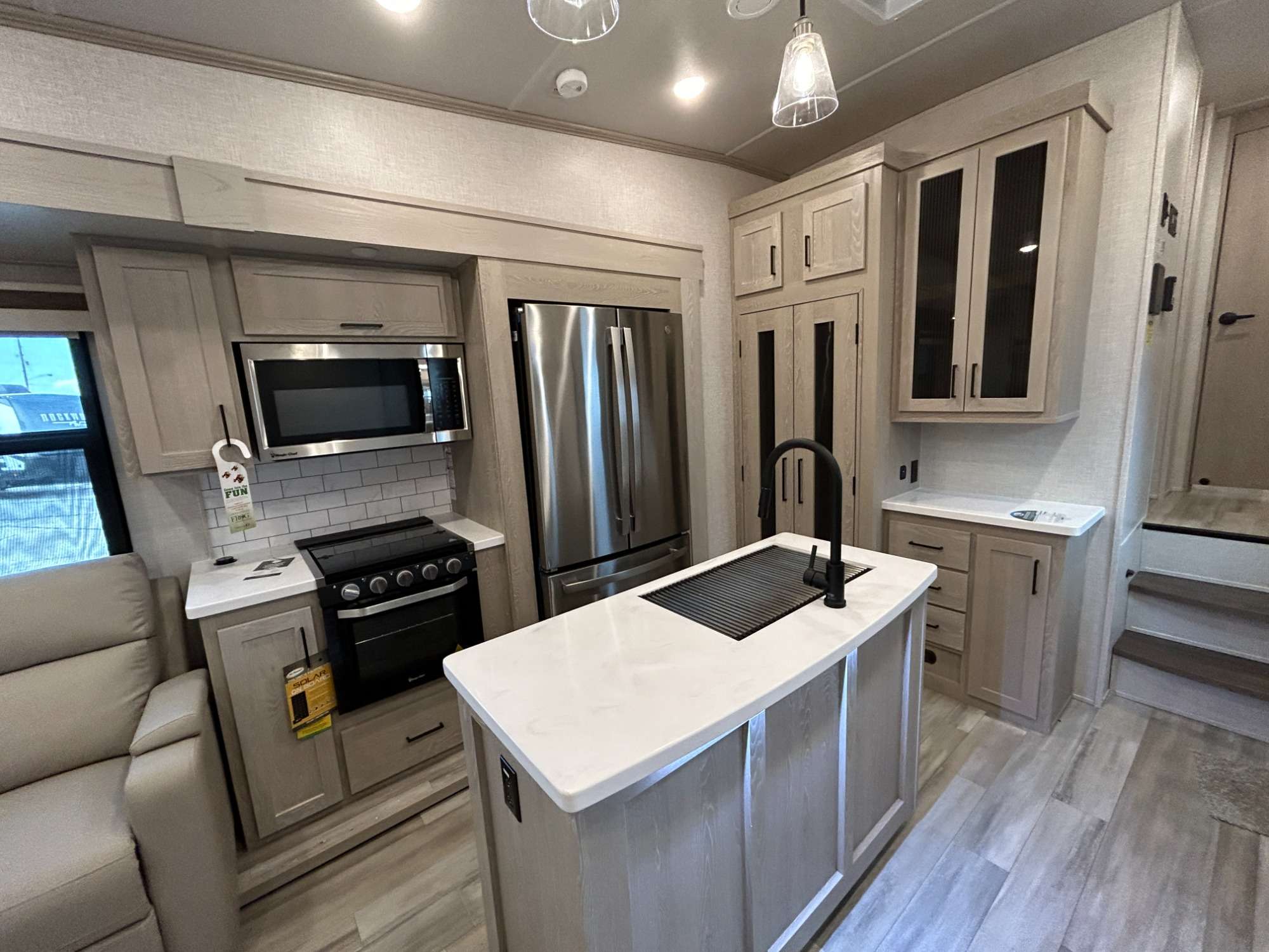 2023 FOREST RIVER ROCKWOOD SIGNATURE ULTRA LITE 8288SB - NEW - Camping World