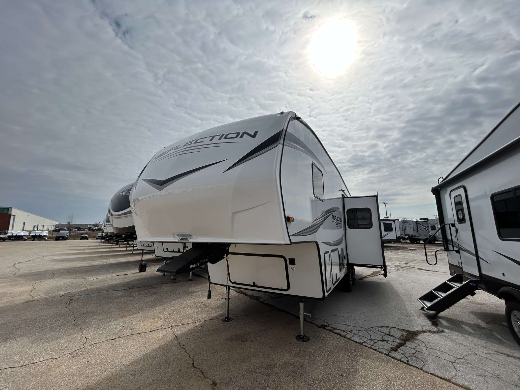 2023 FOREST RIVER ROCKWOOD SIGNATURE ULTRA LITE 8288SB - NEW - Camping World