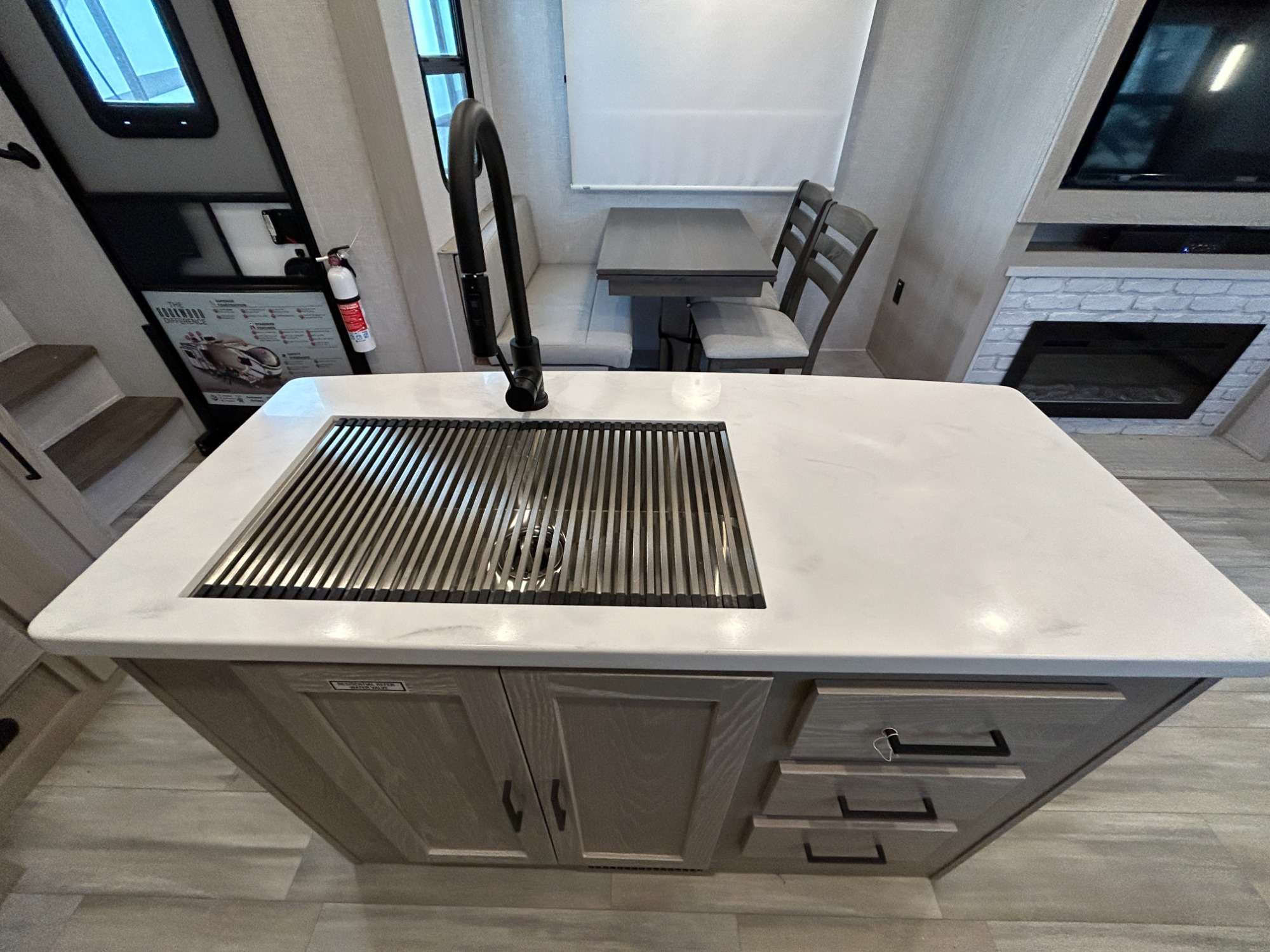 2023 FOREST RIVER ROCKWOOD SIGNATURE ULTRA LITE 8288SB - NEW - Camping World