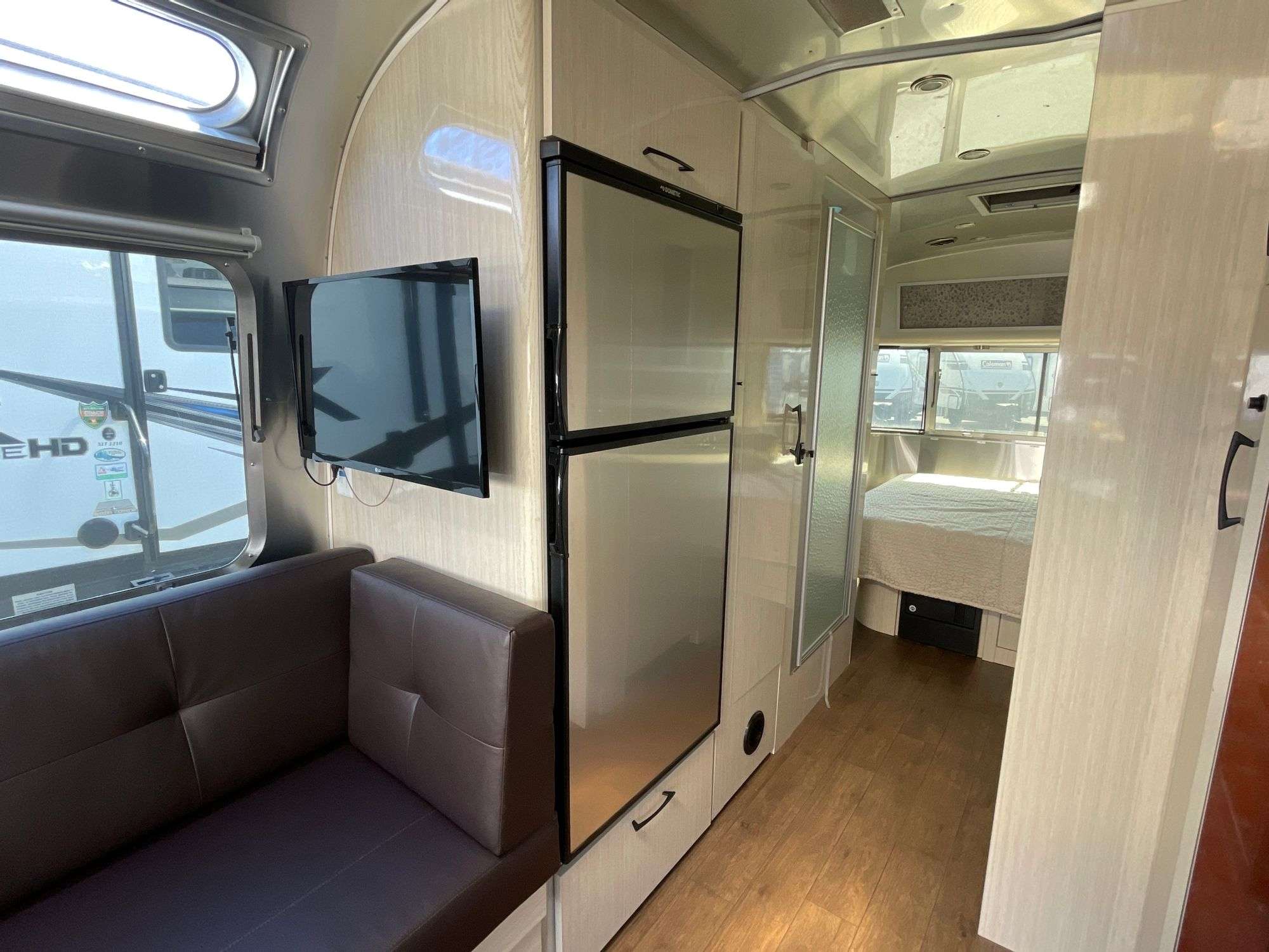 2020 AIRSTREAM INTERNATIONAL SERENITY 25FB QUEEN - Camping World
