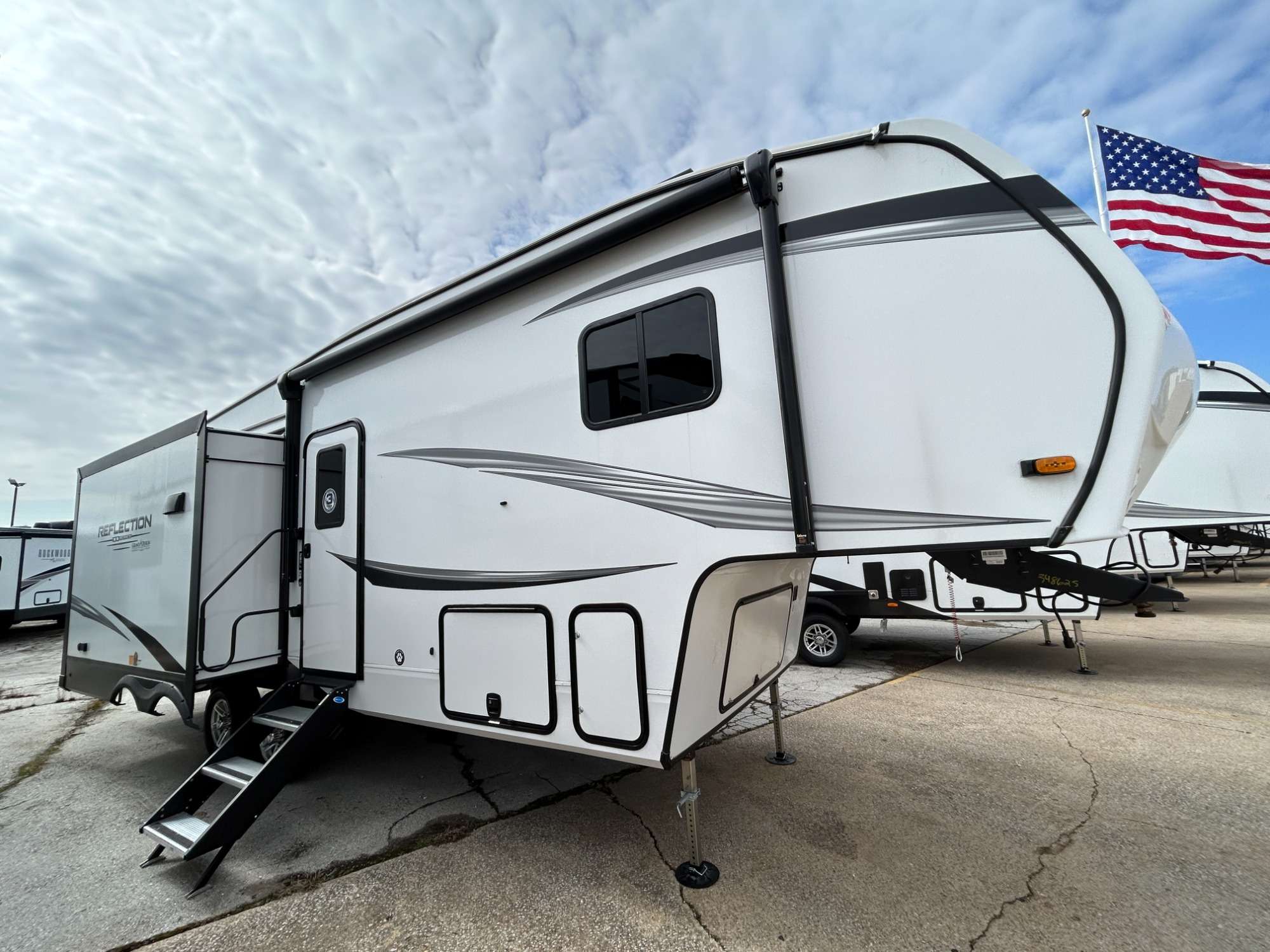 2023 FOREST RIVER ROCKWOOD SIGNATURE ULTRA LITE 8288SB - NEW - Camping World