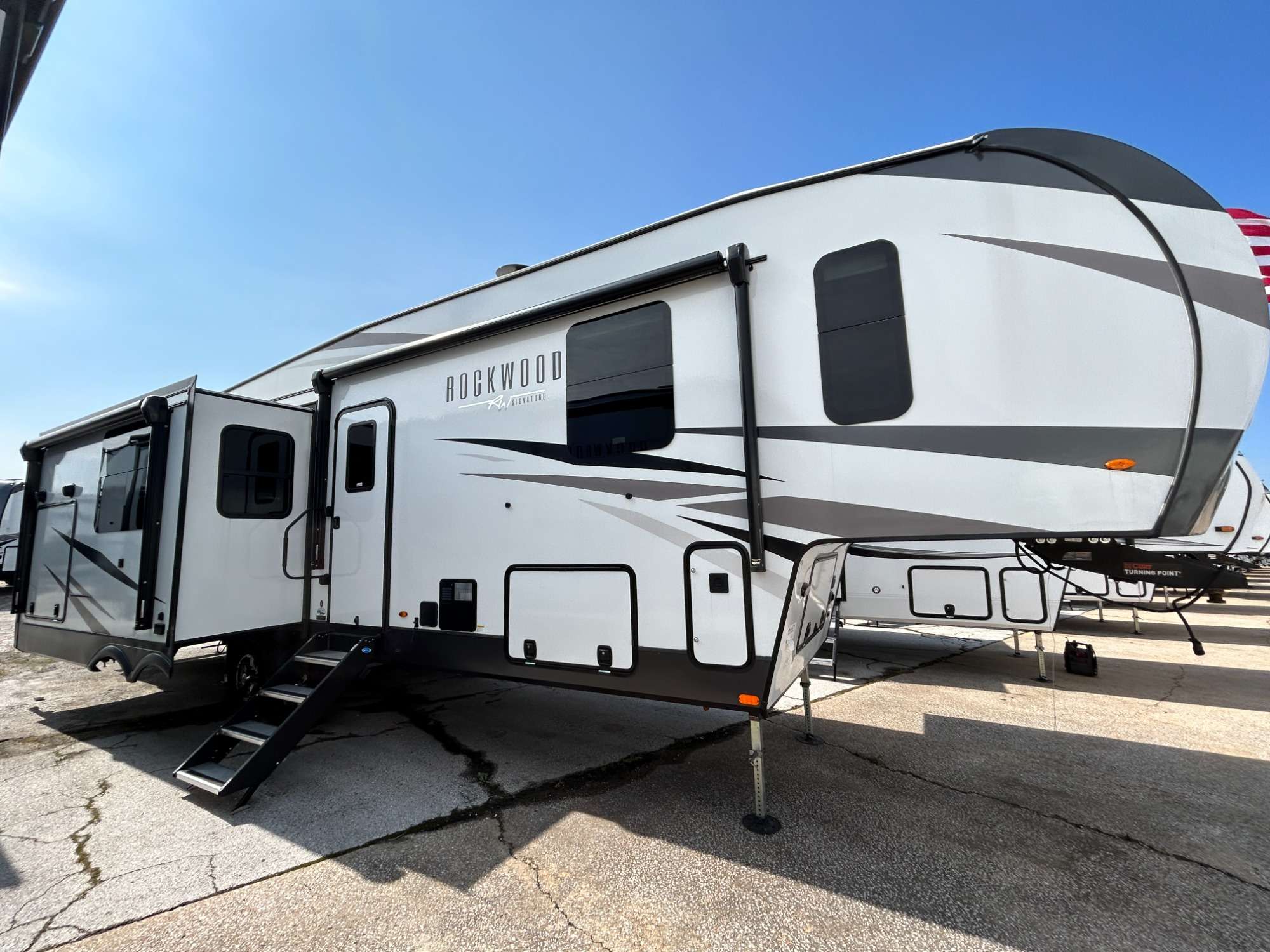2023 FOREST RIVER ROCKWOOD SIGNATURE ULTRA LITE 8288SB - NEW - Camping World