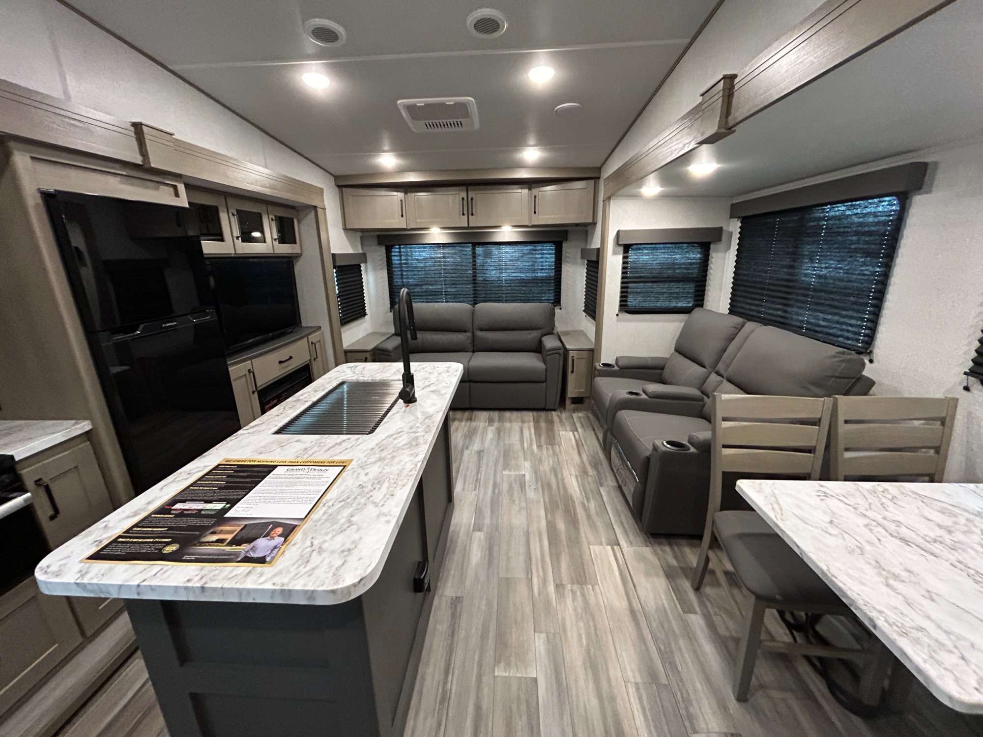 2023 FOREST RIVER ROCKWOOD SIGNATURE ULTRA LITE 8288SB - NEW - Camping World