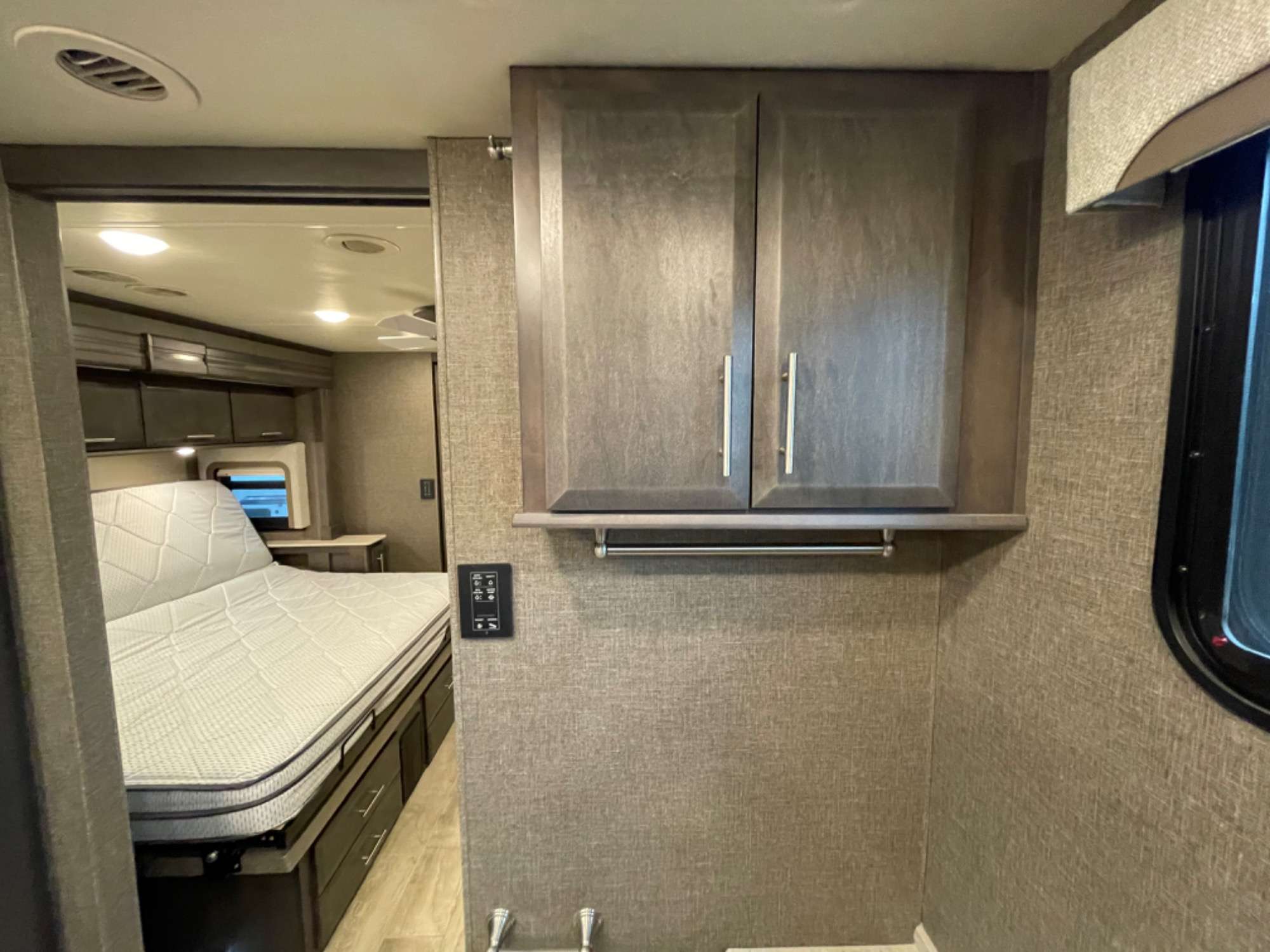 2022 THOR VENETIAN R40 - USED - Camping World