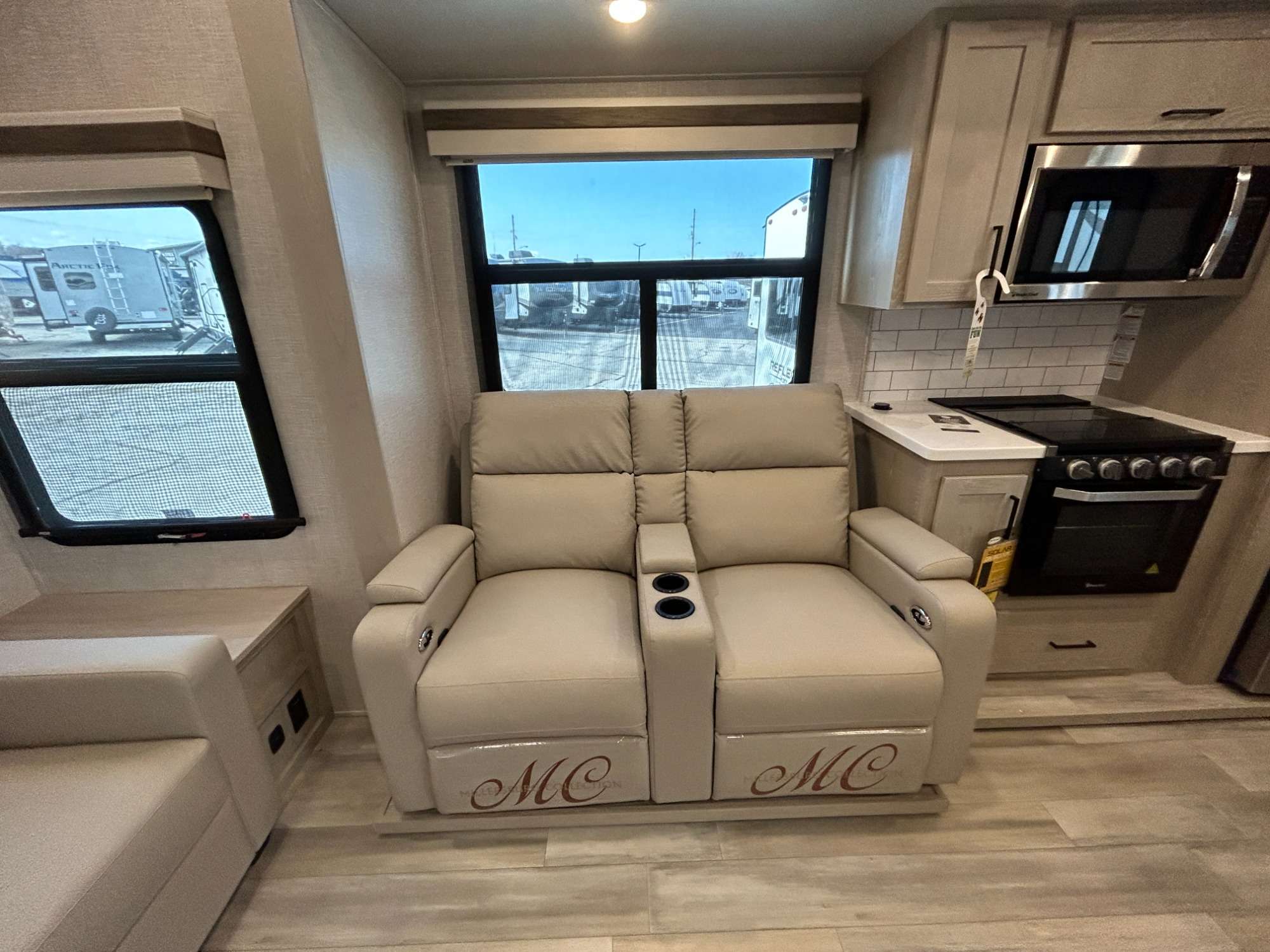 2023 FOREST RIVER ROCKWOOD SIGNATURE ULTRA LITE 8288SB - NEW - Camping World