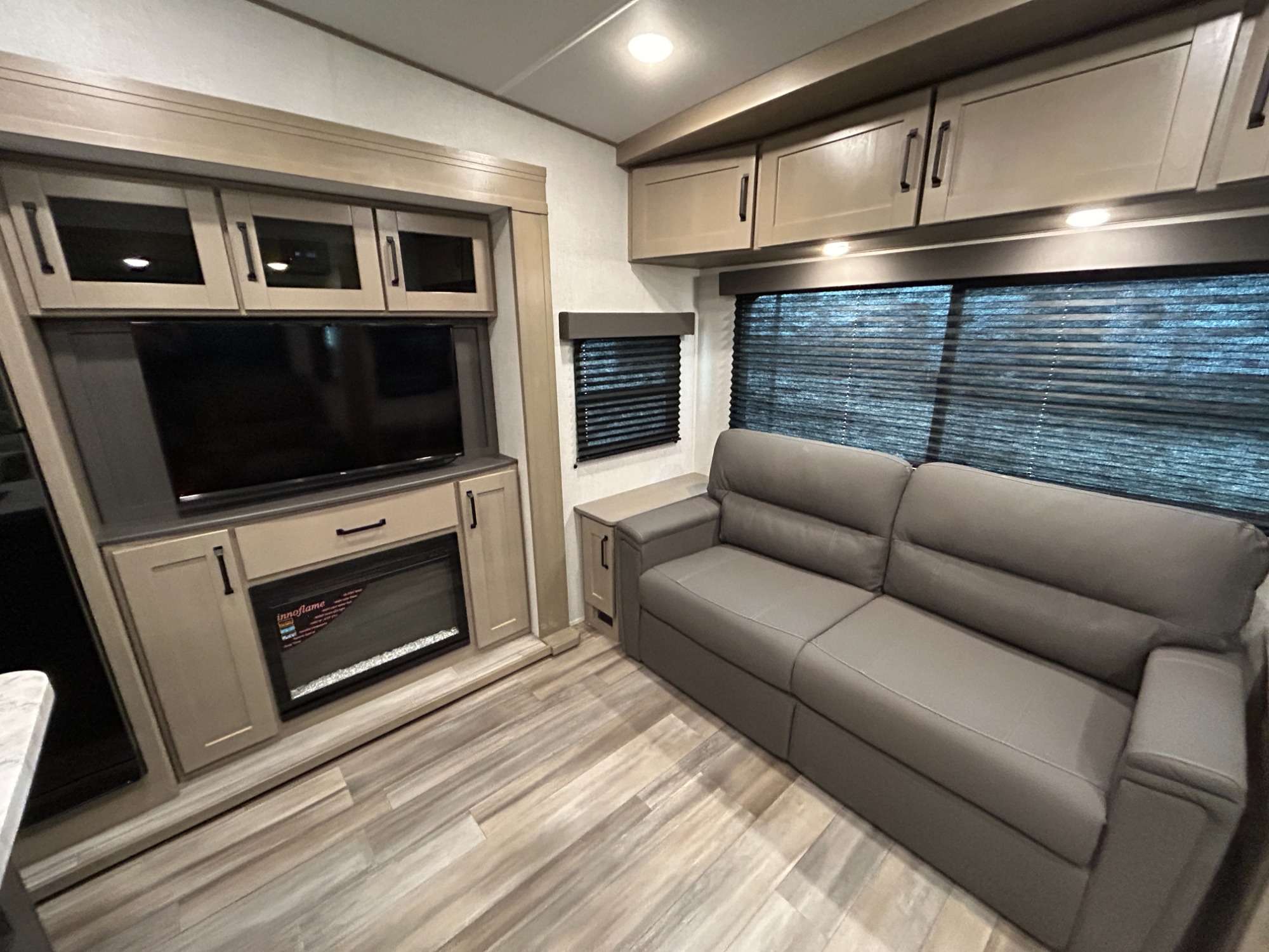 2023 FOREST RIVER ROCKWOOD SIGNATURE ULTRA LITE 8288SB - NEW - Camping World