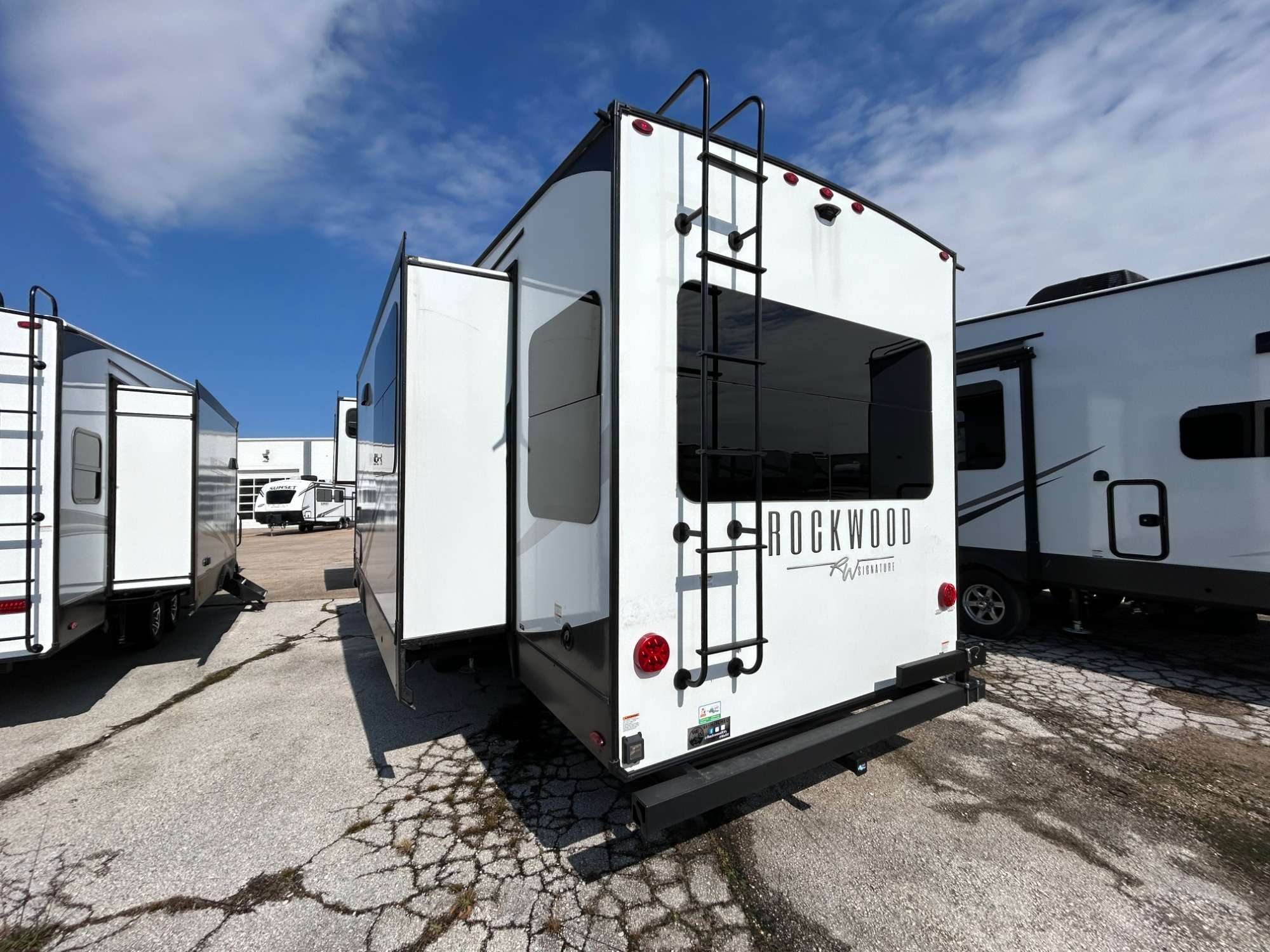 2023 FOREST RIVER ROCKWOOD SIGNATURE ULTRA LITE 8288SB - NEW - Camping World