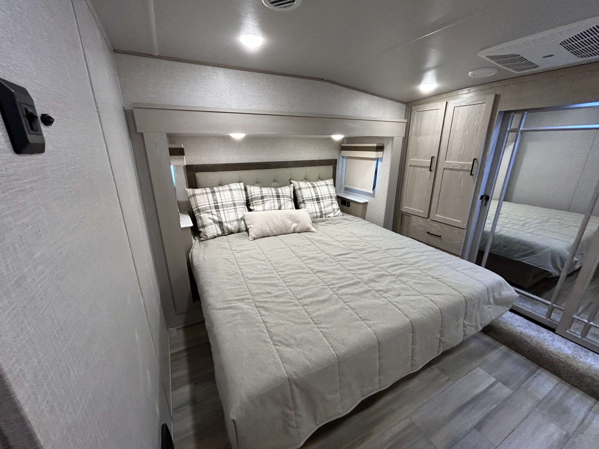 2023 FOREST RIVER ROCKWOOD SIGNATURE ULTRA LITE 8288SB - NEW - Camping World