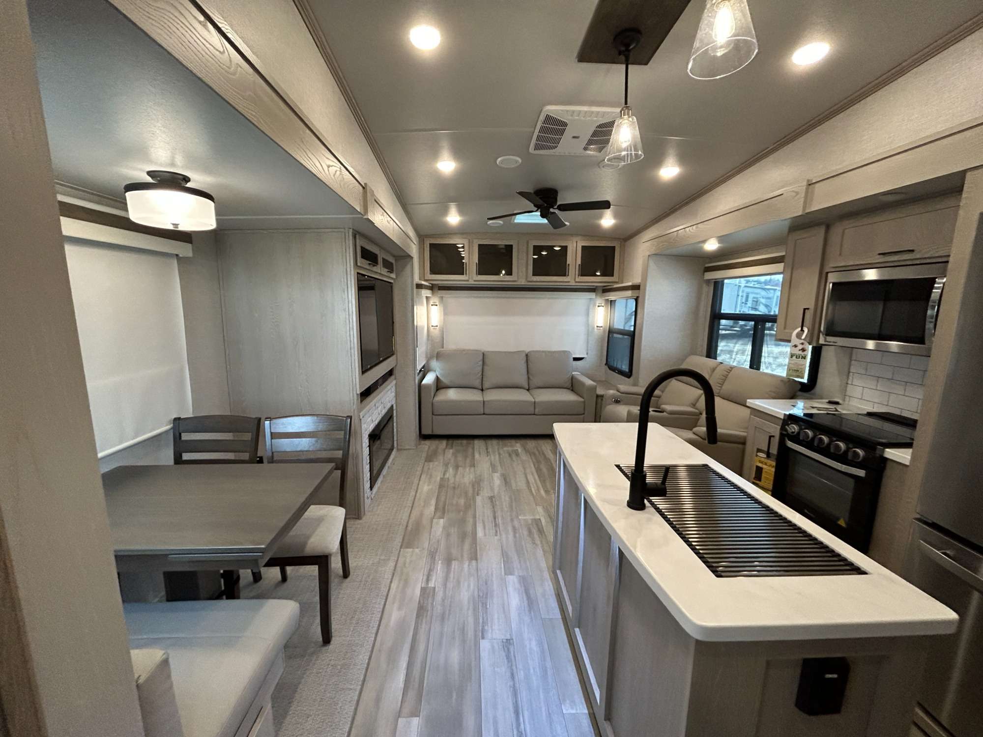 2023 FOREST RIVER ROCKWOOD SIGNATURE ULTRA LITE 8288SB - NEW - Camping World