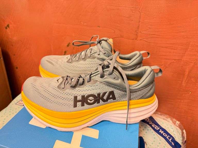 Hoka M Bondi 8 Size 9.5D Shoes - Prime Time Auctions, Inc.
