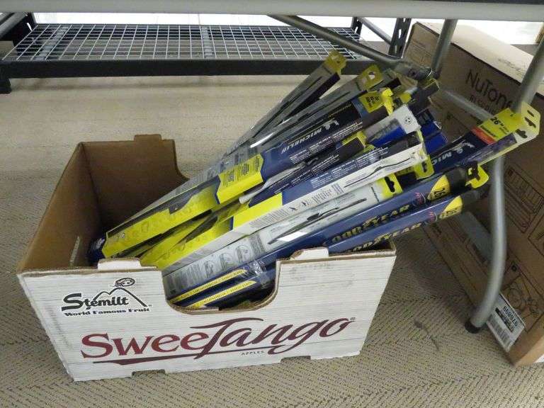 Box of Windshield Wipers - Prime Time Auctions, Inc.