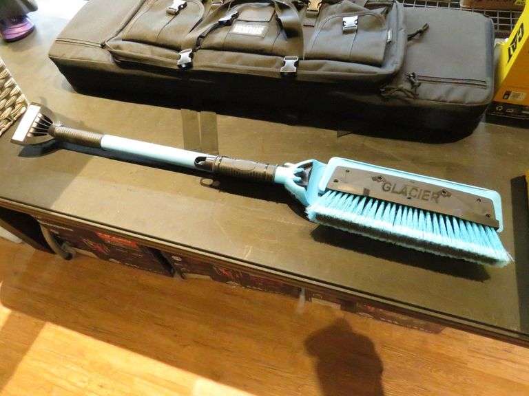 Sub Zero Maxx-Force Glacier Snowbroom - Prime Time Auctions, Inc.