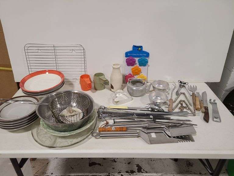 Tote Full of Kitchen Utensils - Prime Time Auctions, Inc.