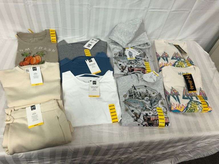 Women's Medium Clothing - 10 Pieces - Prime Time Auctions, Inc.