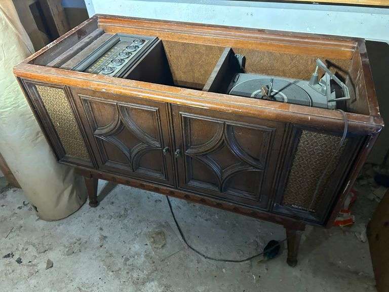 Magnavox Record Player Console - Prime Time Auctions, Inc.