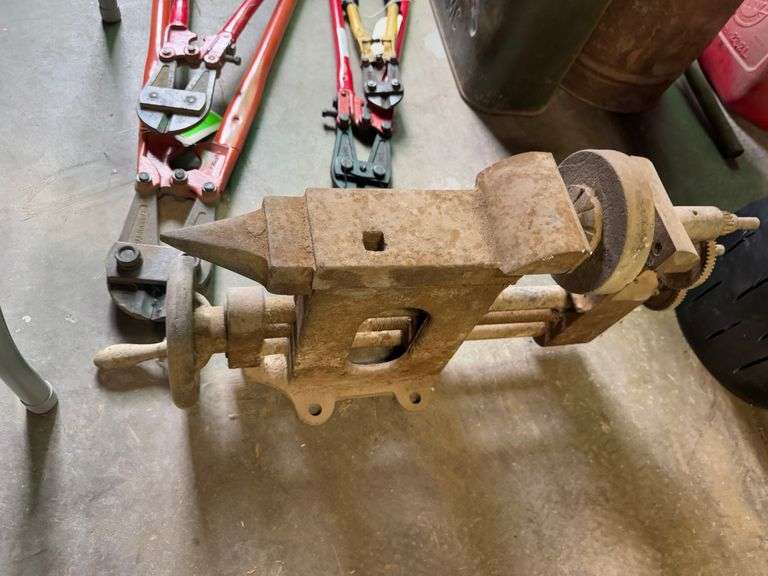 Stewart Handy Worker Combination Anvil and Vise - Prime Time Auctions, Inc.