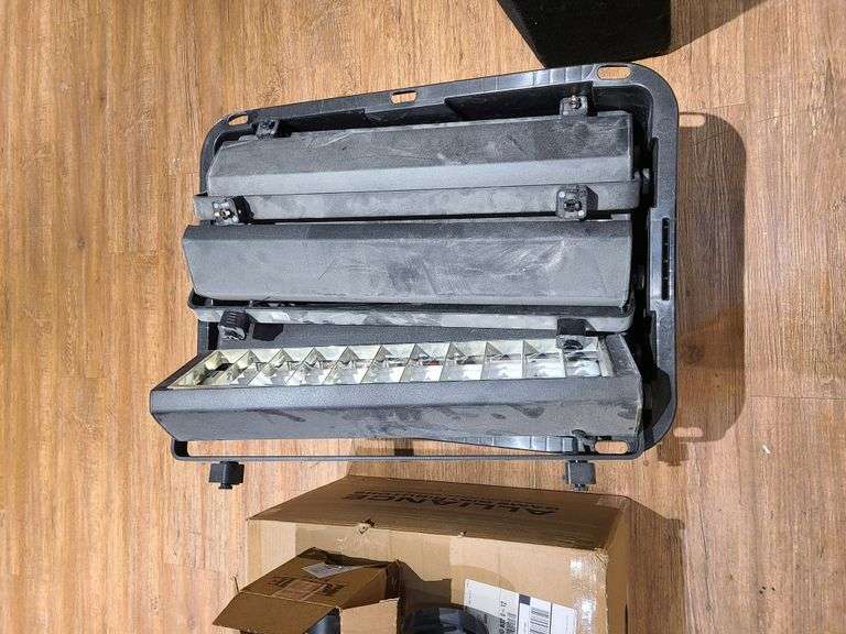 Contents of Box: Light Fixtures - Prime Time Auctions, Inc.