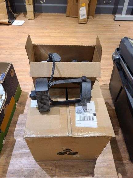 Contents of Box: Light Fixtures - Prime Time Auctions, Inc.