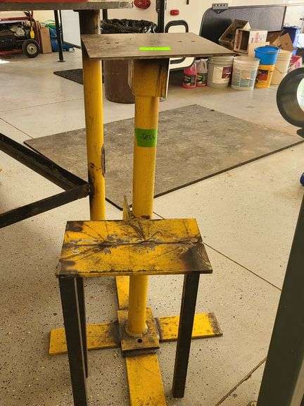 2) Metal Tool Stands - Prime Time Auctions, Inc.
