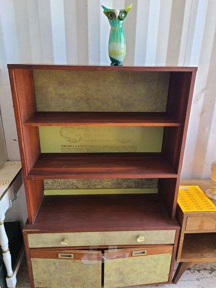 Display Case, Glass Owl Vase - Prime Time Auctions, Inc.