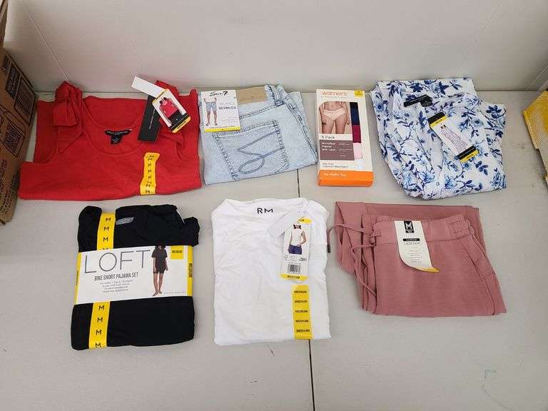 Women's Medium Clothing - 7 Pieces - Prime Time Auctions, Inc.