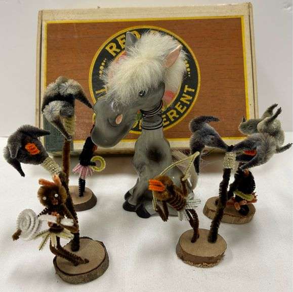 Pipe Cleaner Folk Art Beach Crew - Creamer Auction