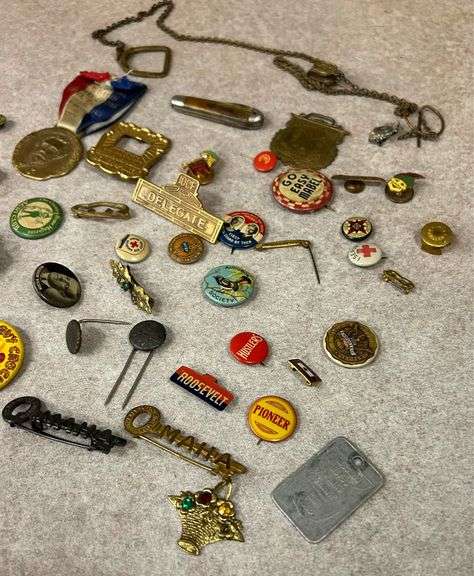 Collection of Vintage Buttons & Pins - A Nice Assortment - Creamer Auction