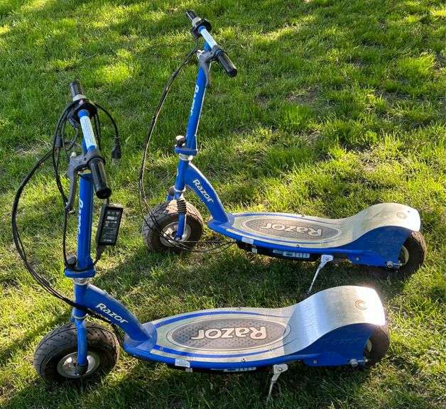 (2) Razor E-300 Electric Scooters - Need Batteries - Creamer Auction