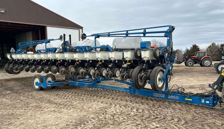 Kinze 3600 Planter - 16 Row 30" - Creamer Auction