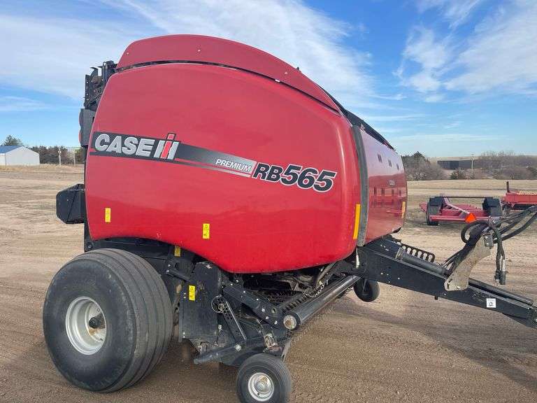 Case IH 565 Round Baler - Creamer Auction