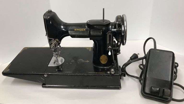 Singer Featherweight Sewing Machine - Creamer Auction