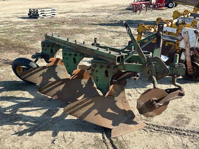 John Deere 3-Point 3 Bottomed Plow - Creamer Auction