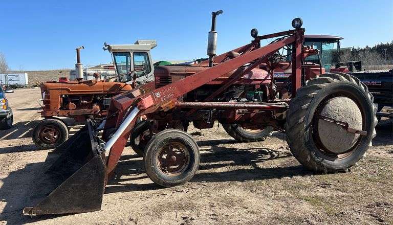 International “M” Tractor w/ Farmhand F-11 Loader - Creamer Auction