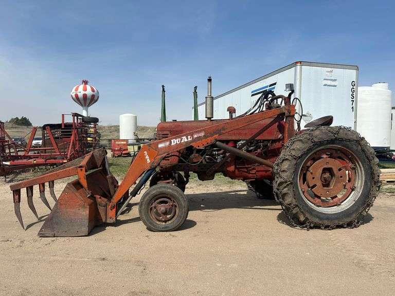 Farmall 400 Tractor with Dual 345 Loader - Creamer Auction